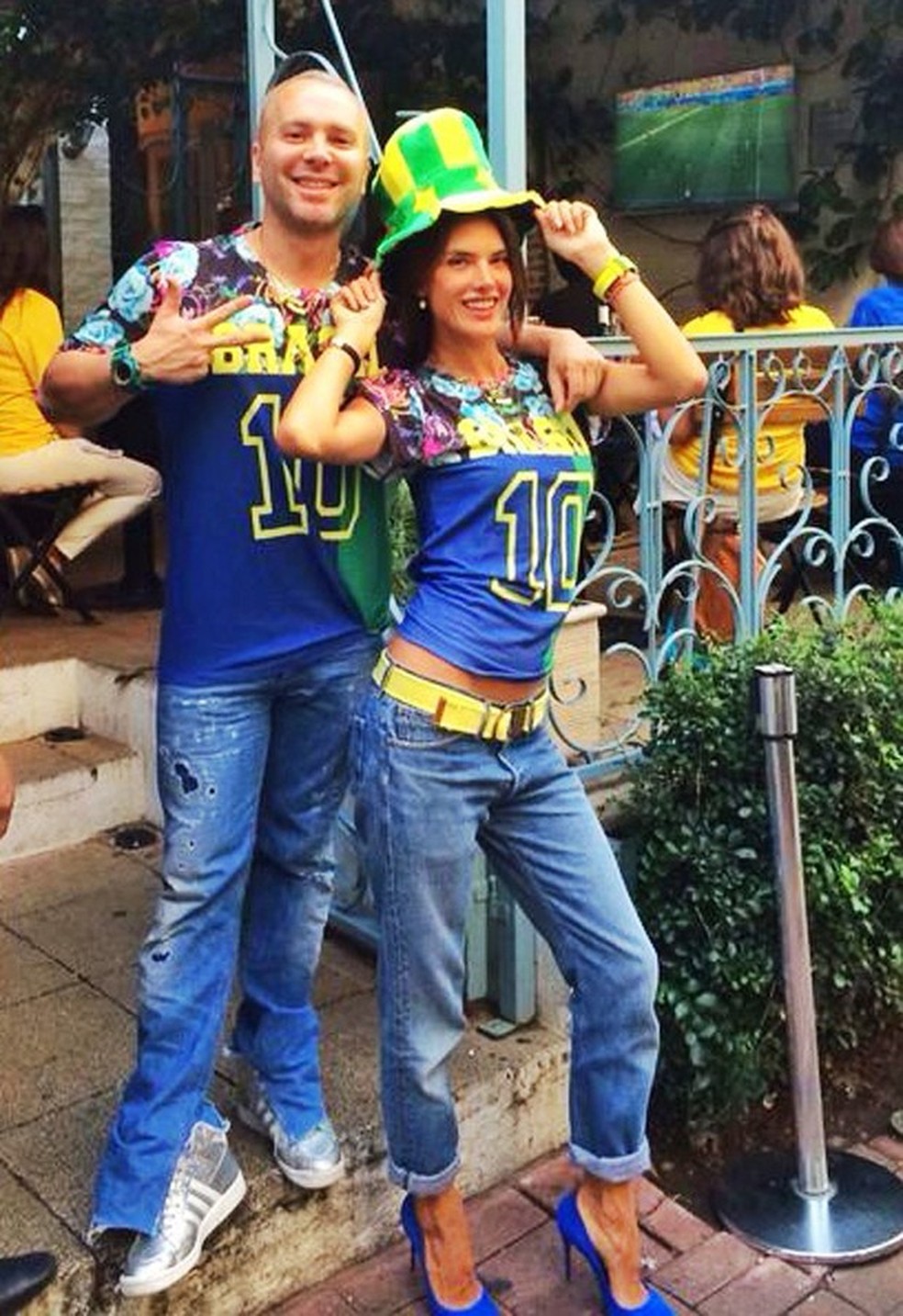 Alessandra Ambrosio desembarca no Brasil para assistir ao jogo da Copa 2014