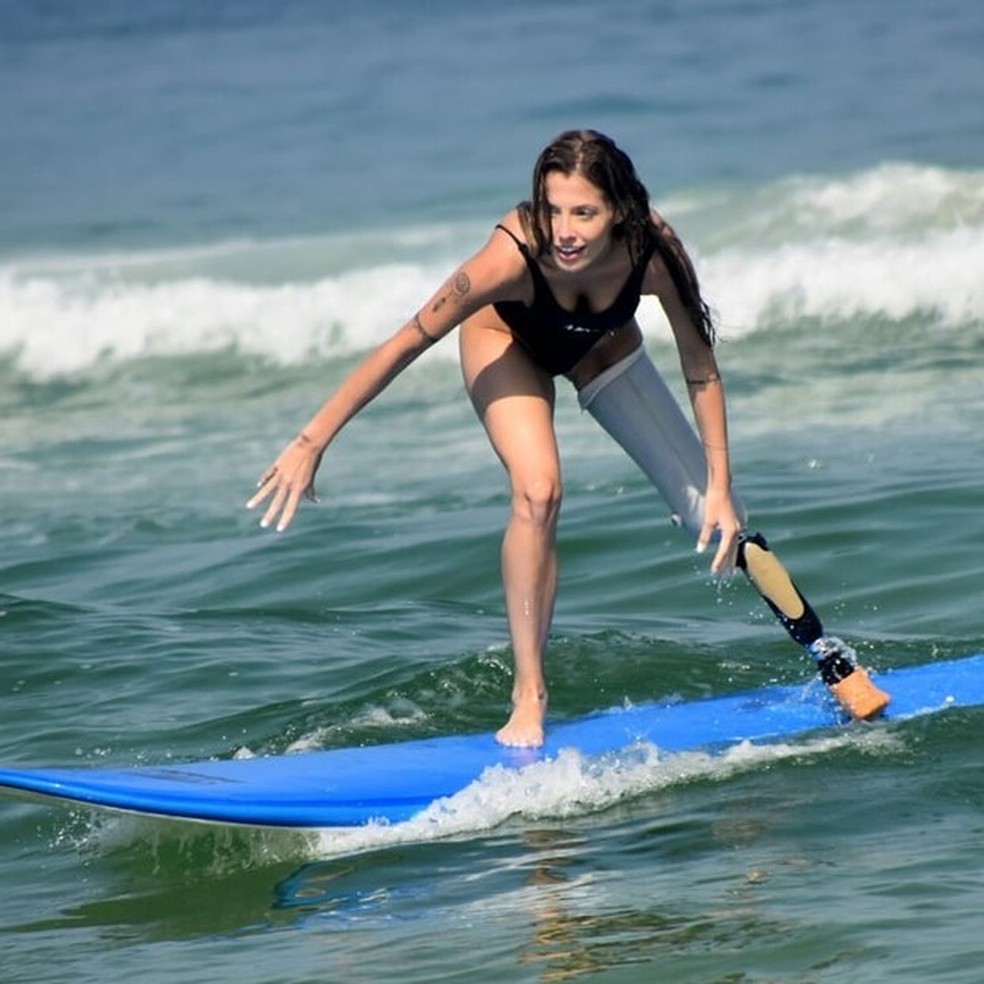 Paola Antonini surfa pela primeira vez e comemora: 'Que experiência surreal'