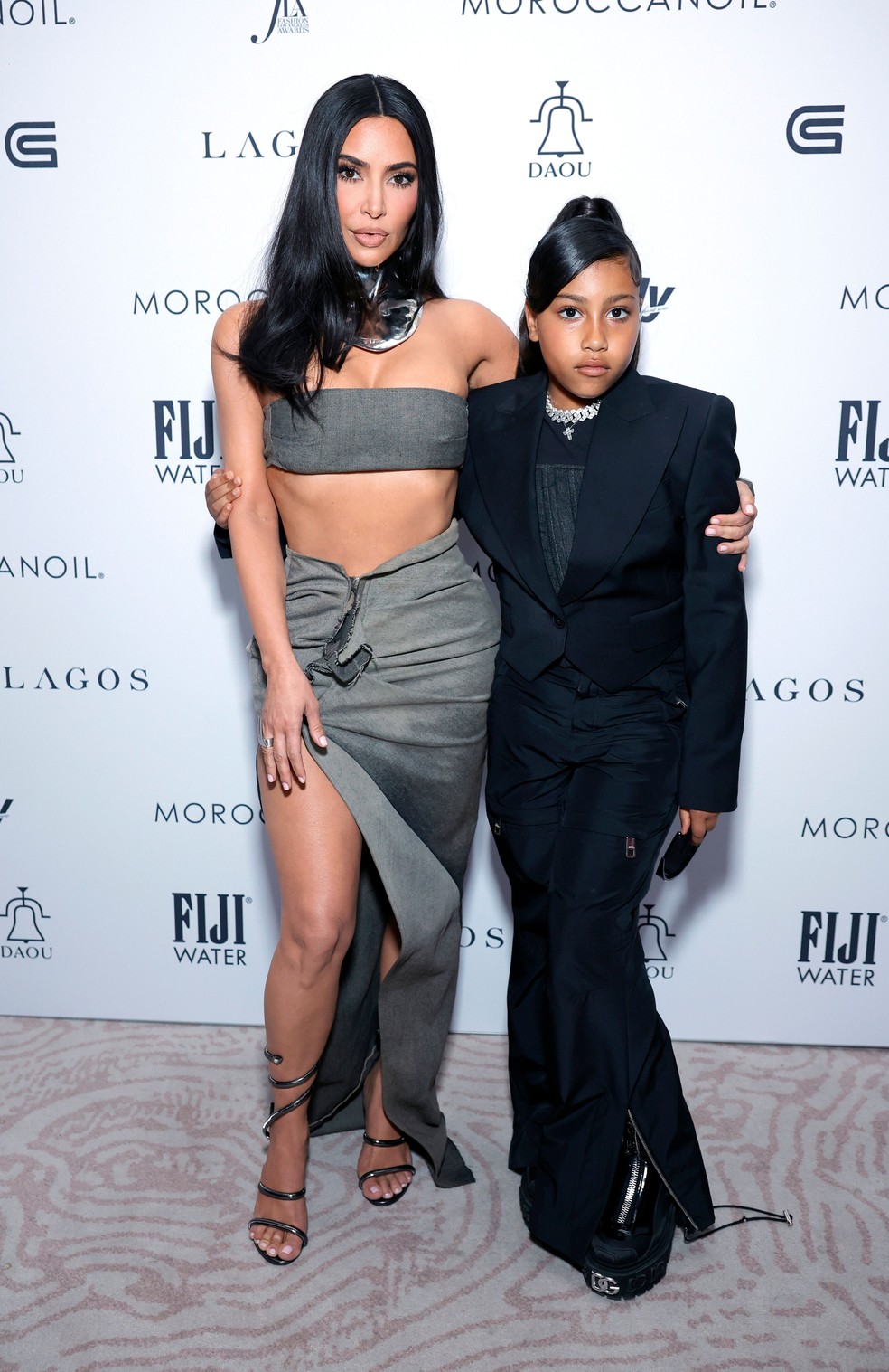 Kim Kardashian e North West concentram flashes em tapete vermelho em LA