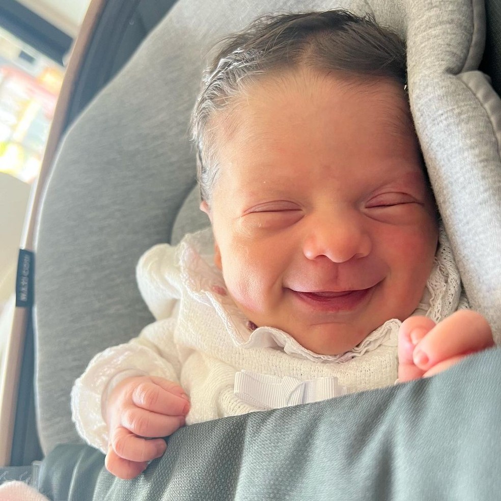 Virginia Fonseca flagra Maria Flor sorrindo e encanta a web