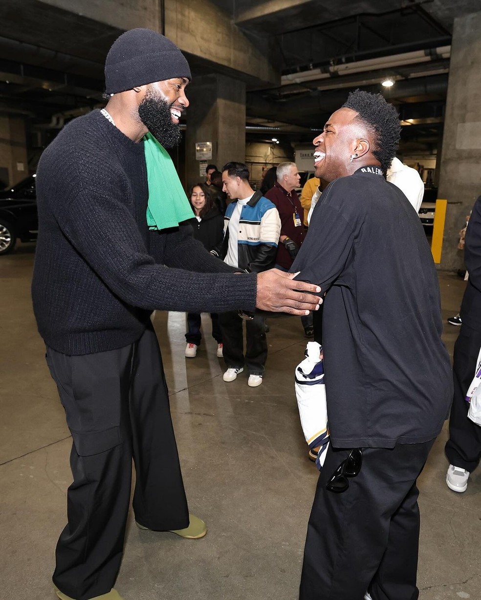 Nos Estados Unidos, Vini Júnior posa em clima de amizade com Michael B ...