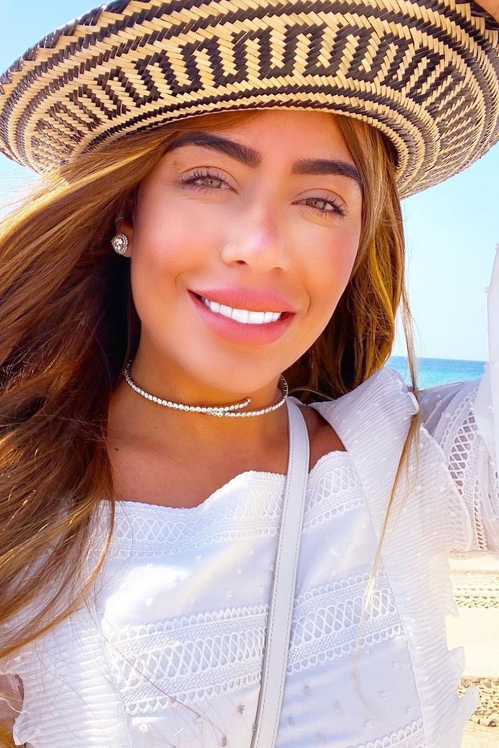 Rafaella Santos aposta em transparência e chapéu no Qatar