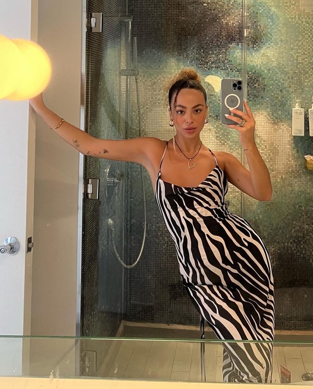 Julia Rodrigues exibe look eleito para passear por Miami