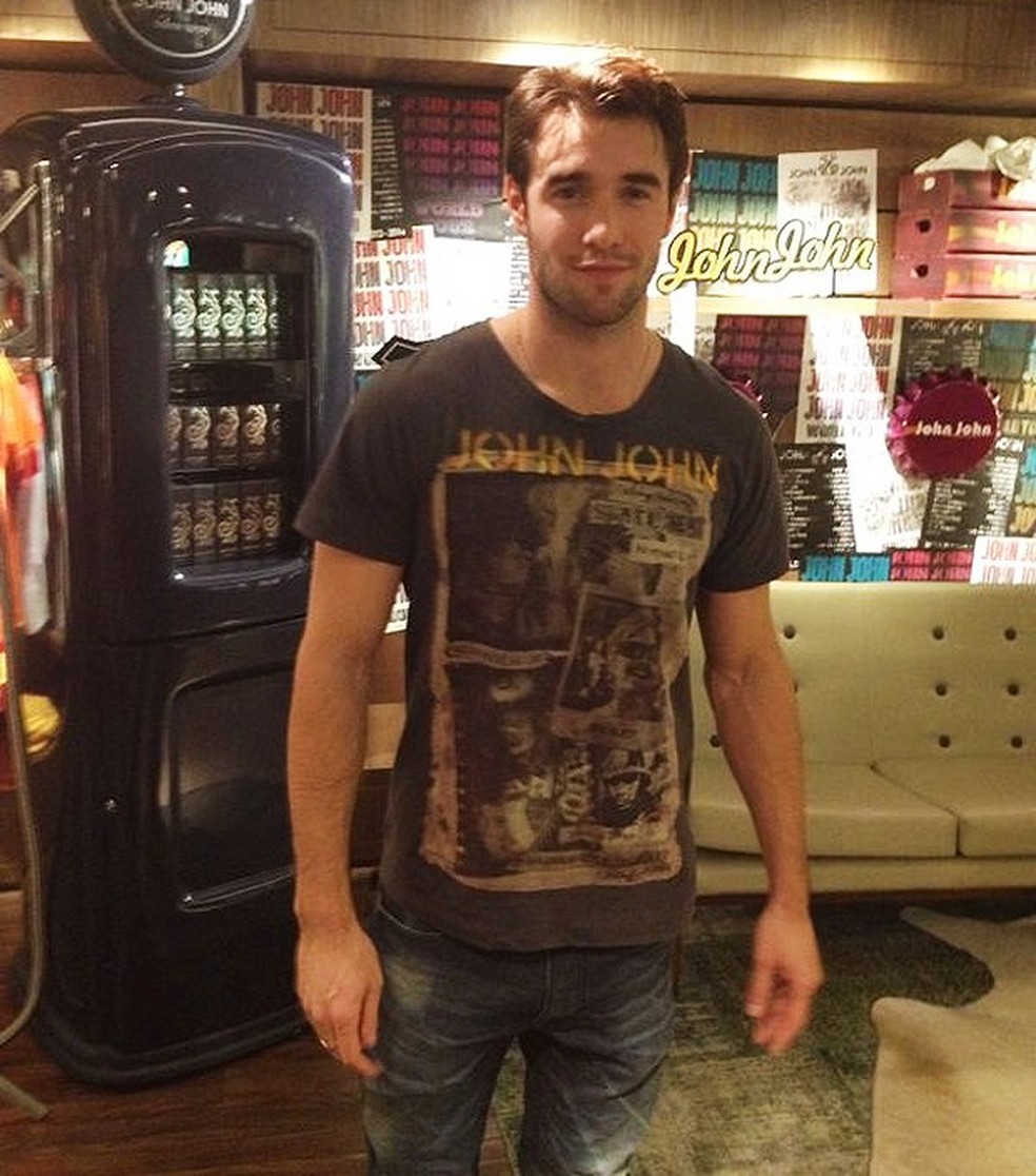 Joshua Bowman fala sobre moda - a dele e a das mulheres da sua vida