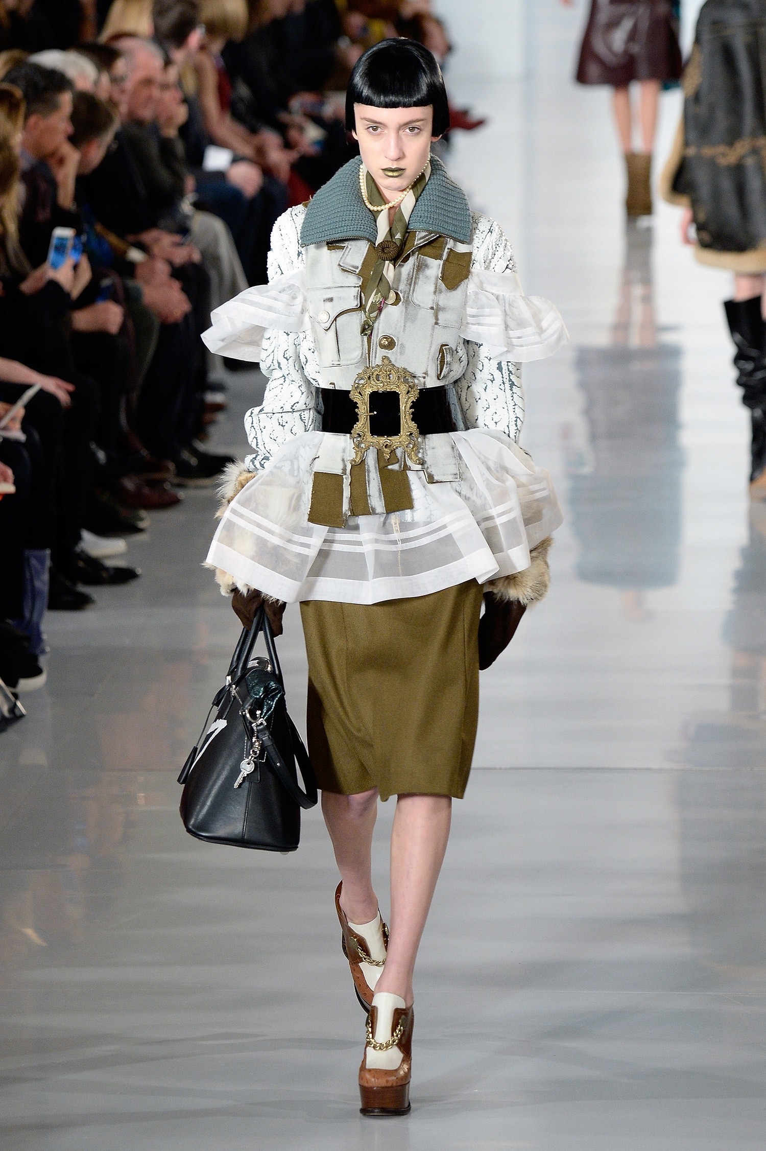 Maison Margiela brinca com o contraste de materiais no inverno 2017