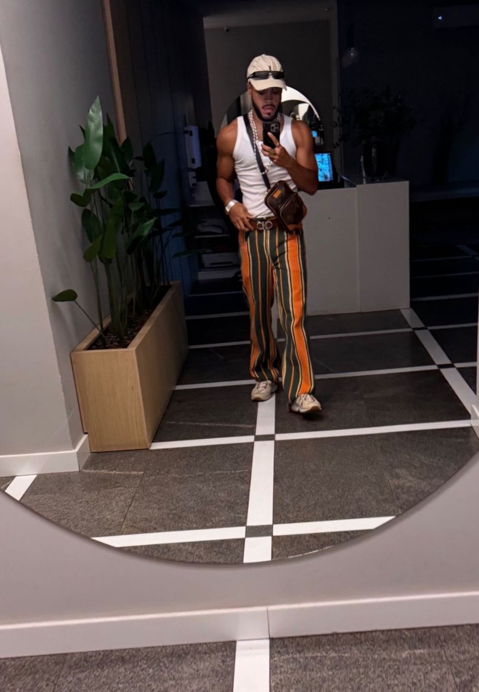 Francisco Gil exibe nova silhueta após perder 35 kg