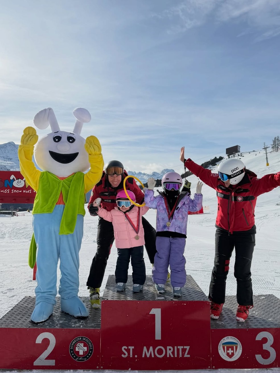Carol Leite elege look vermelho para esquiar nos Alpes Suíços com Kaká ...