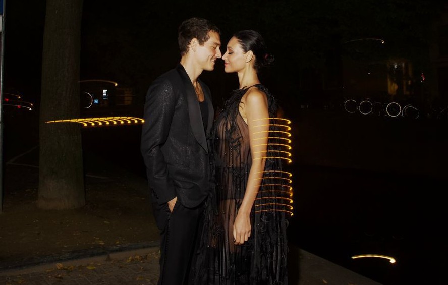 Débora Nascimento e Alex Cunha posam em clima de romance em Amsterdam