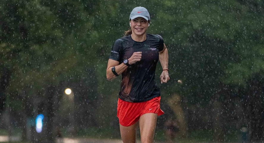 Daniella Cicarelli faz corrida durante chuva: 'Me faz feliz'