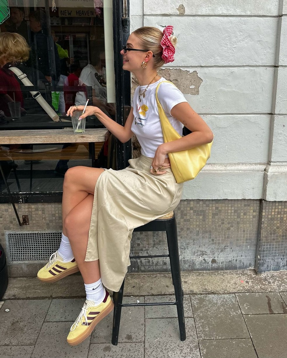 Sucesso no verão europeu, o scrunchie está de volta e promete ser o ...