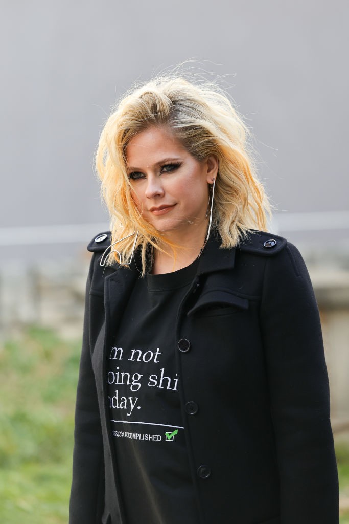 Avril Lavigne faz rara aparição no desfile da Courrèges durante a ...