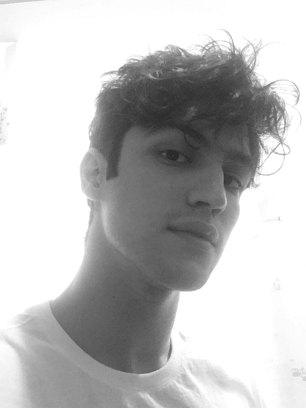 Gabriel Leone muda o visual para a série Carcereiros