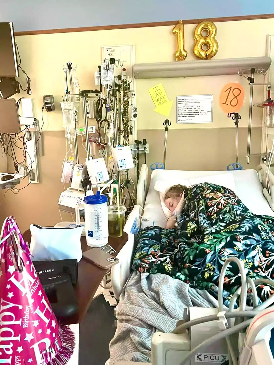 Com Covid longa há 4 anos, jovem celebra festa de formatura do hospital