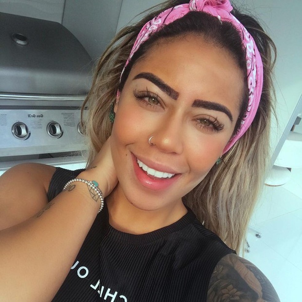 Rafaella Santos mostra as tatuagens no braço