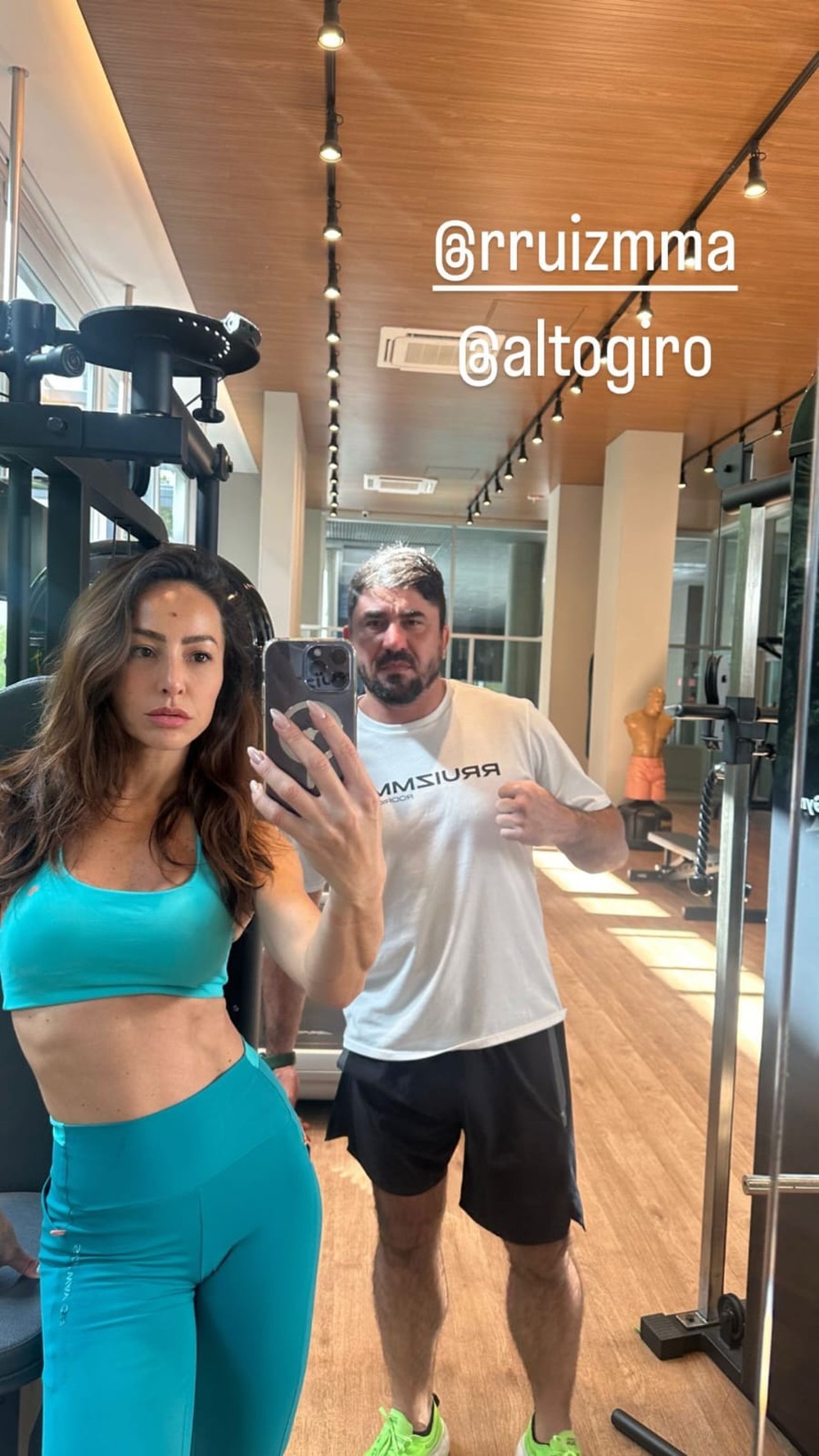 Sabrina Sato elege look all blue para dia de treino intenso