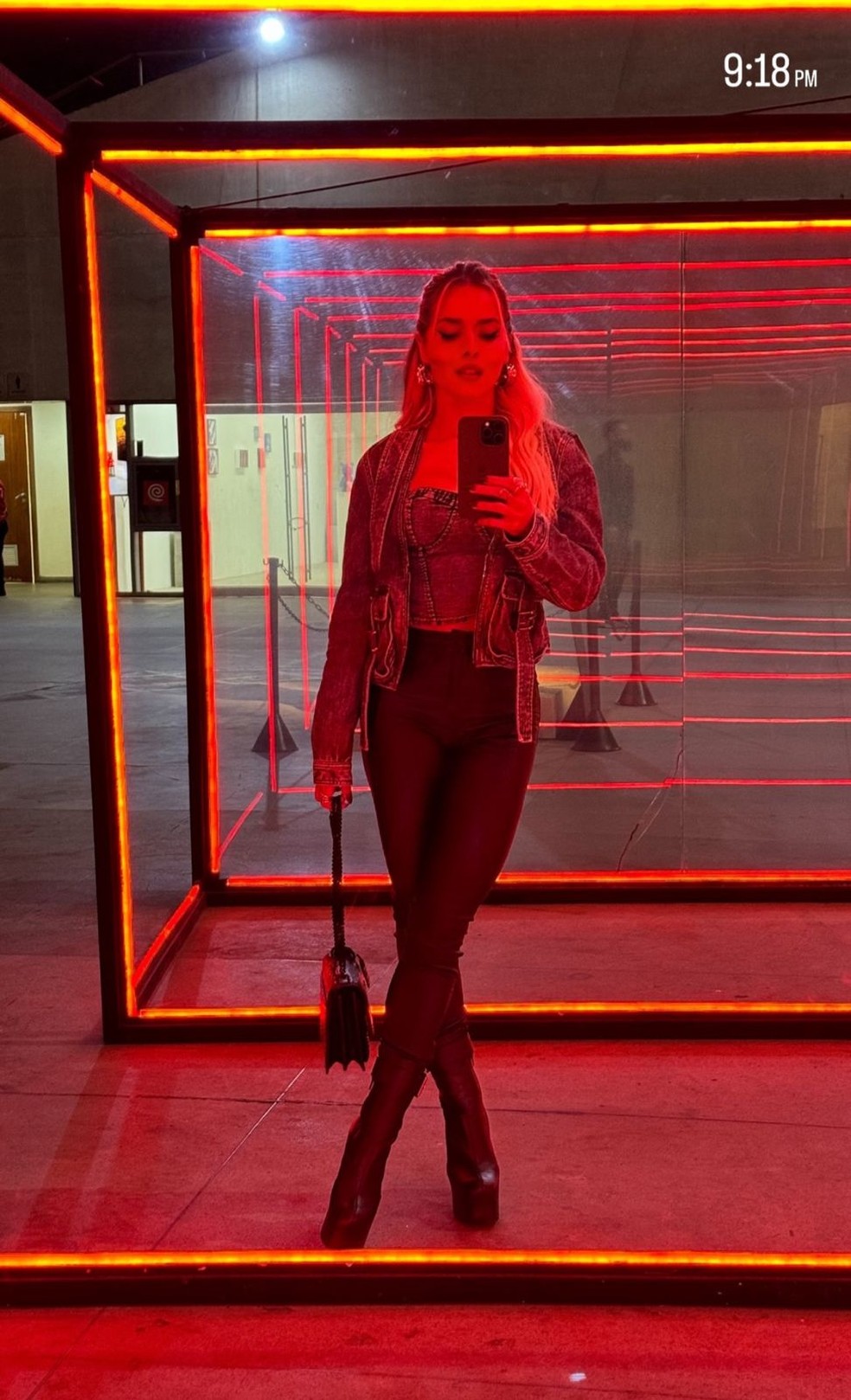 Monique Alfradique exibe look eleito para noite de segunda-feira
