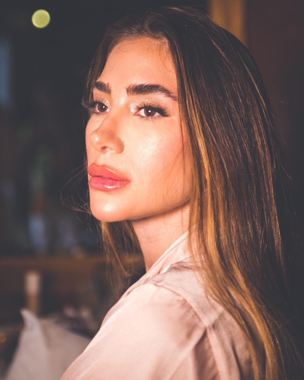 Romana Novais esbanja beleza em cliques coloridos e P&B