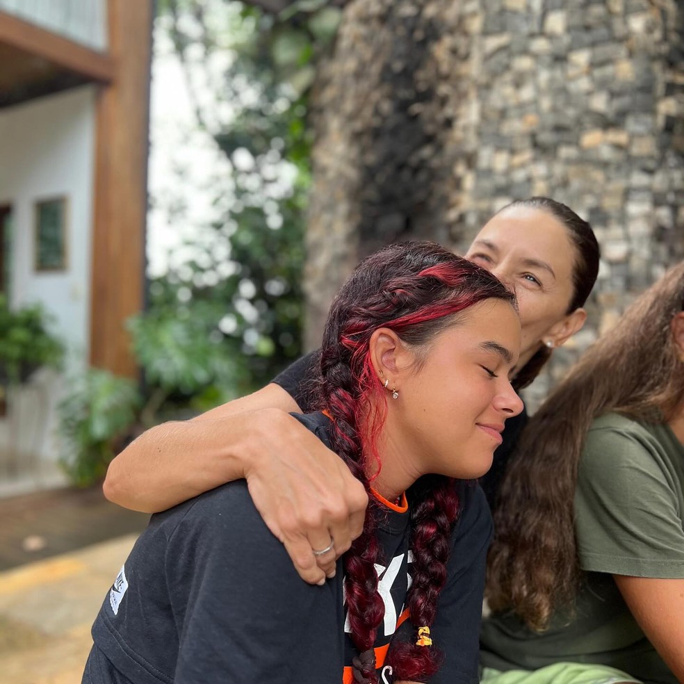 Bianca Rinaldi posta foto raríssima de marido e gêmeas: 'Família linda'