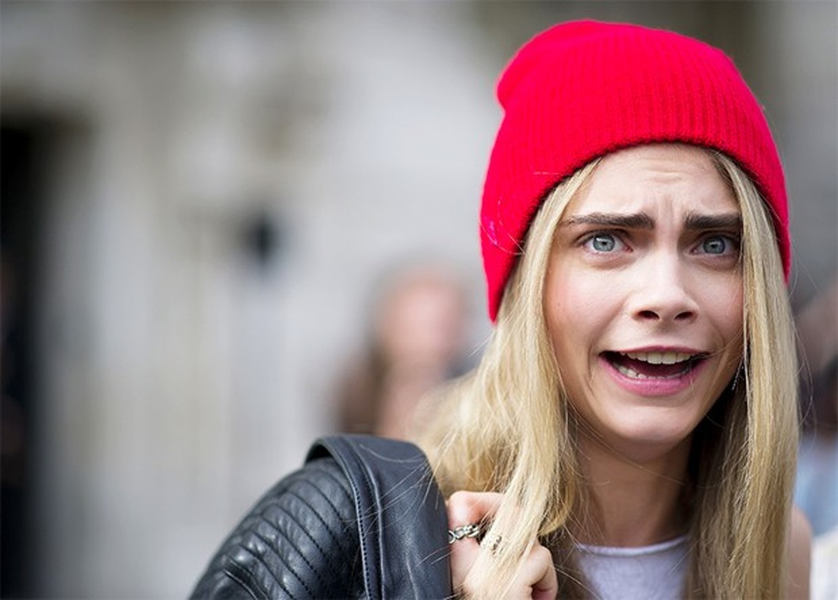 O show é dela! Cara Delevingne vira a estrela principal das fashion ...