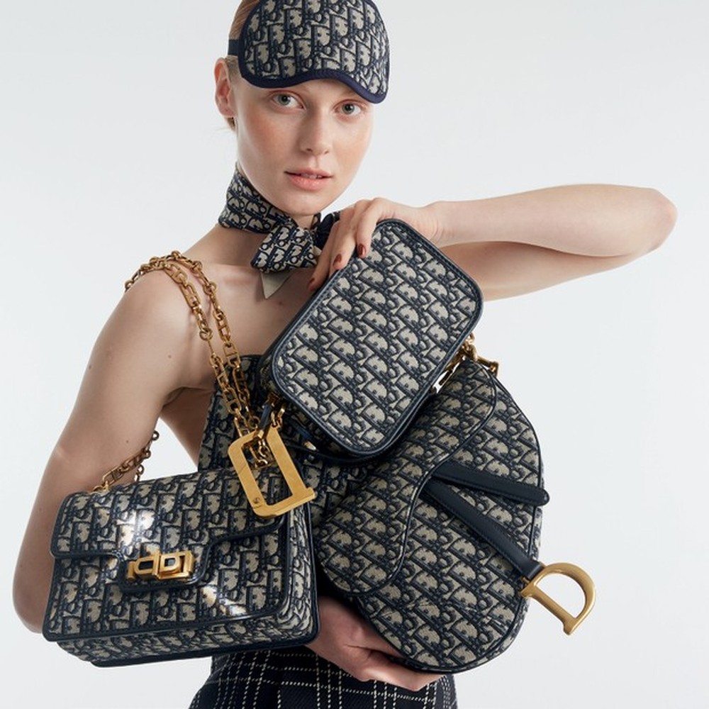 Logomania: como apostar no jogo grifado no look deste verão