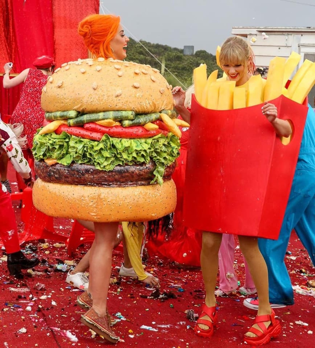 Repetir vestido? Que nada! Katy Perry repetiu foi seu hambúrguer do Met ...