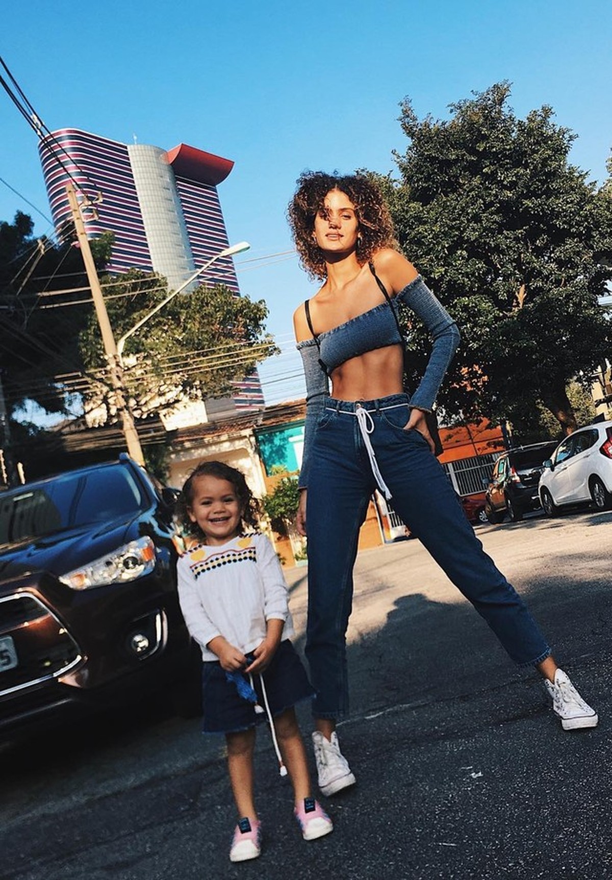 Mini modelo, Sol faz pose ao lado de Laura Fernandez