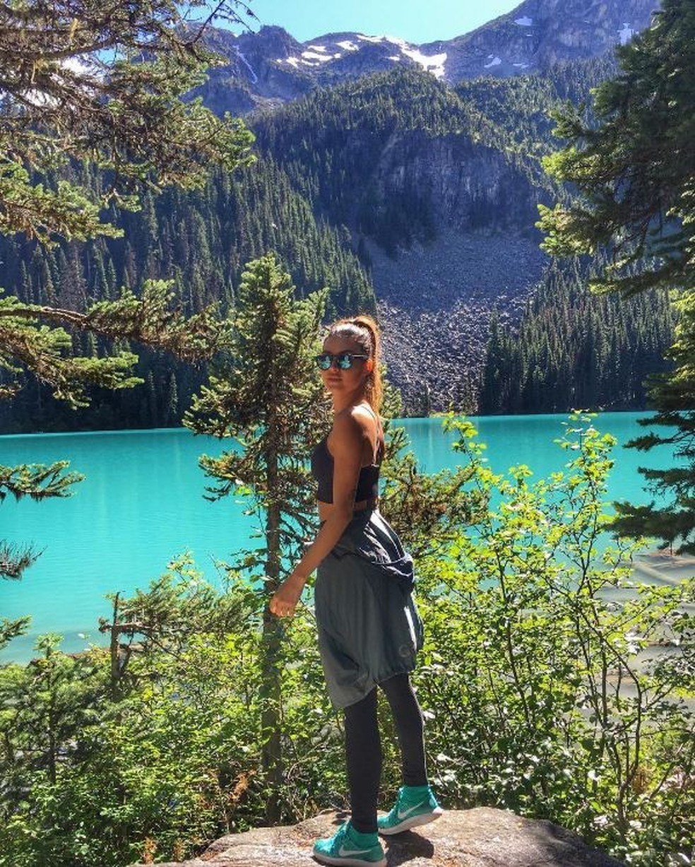 Thaila Ayala contempla a natureza em viagem ao Canadá