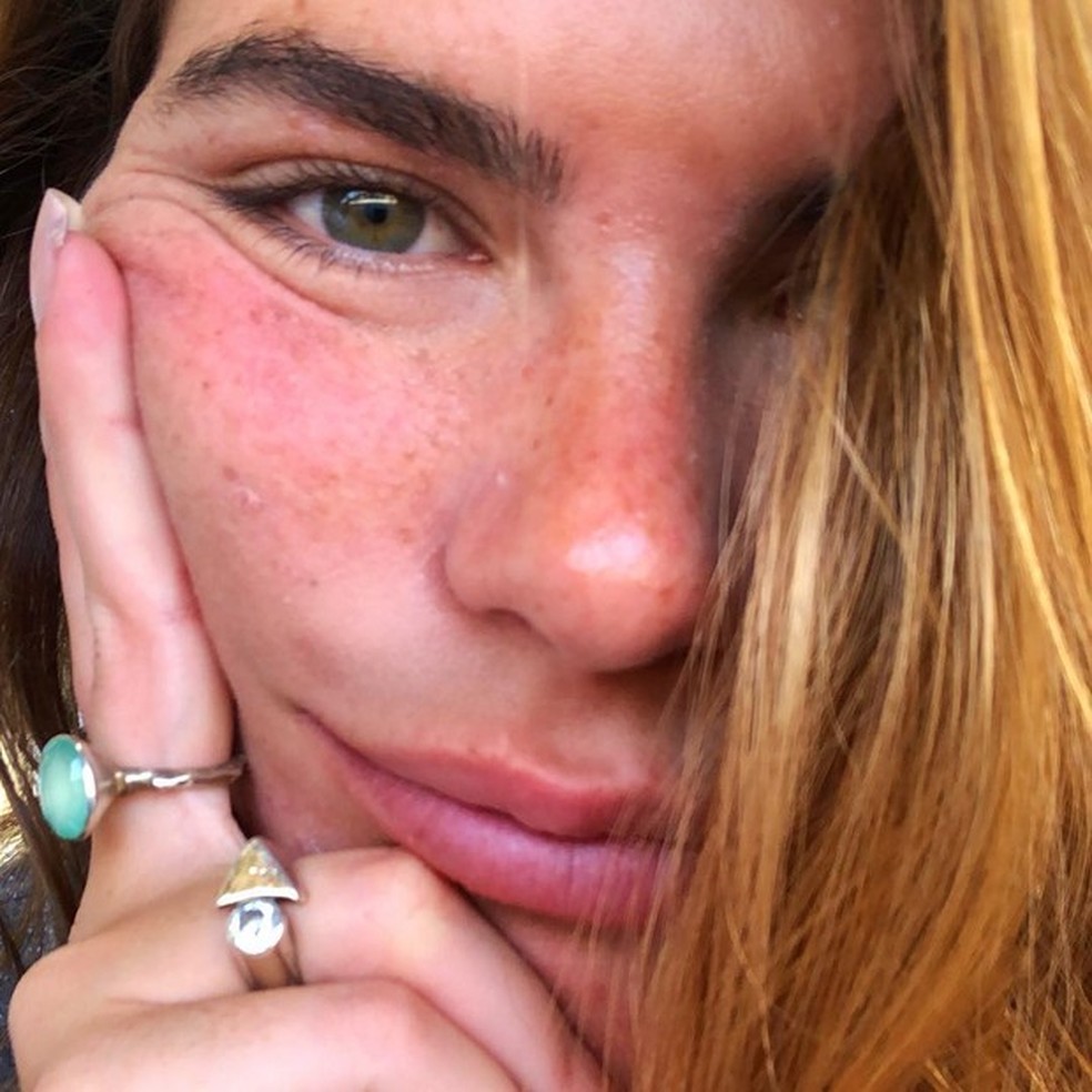 Agora solteira, Mari Goldfarb curte praia em Portugal