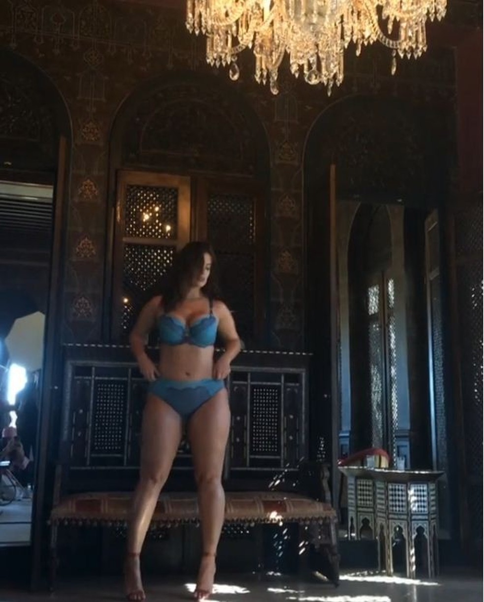 Ashley Graham empresta curvas para campanha de linha de lingeries ...