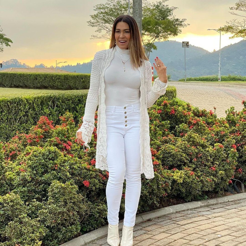 Solange Frazão rouba a cena com look all white
