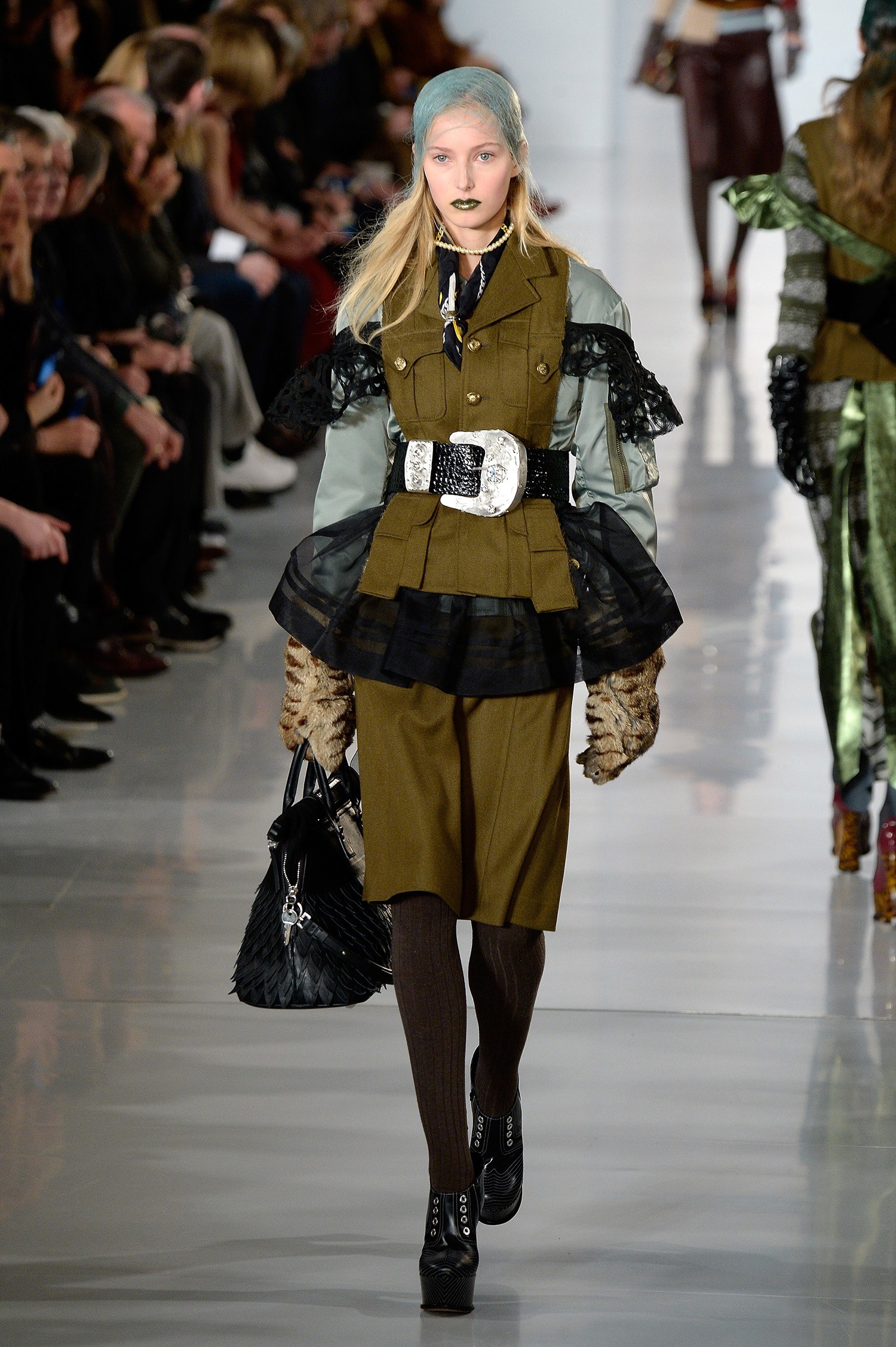 Maison Margiela brinca com o contraste de materiais no inverno 2017