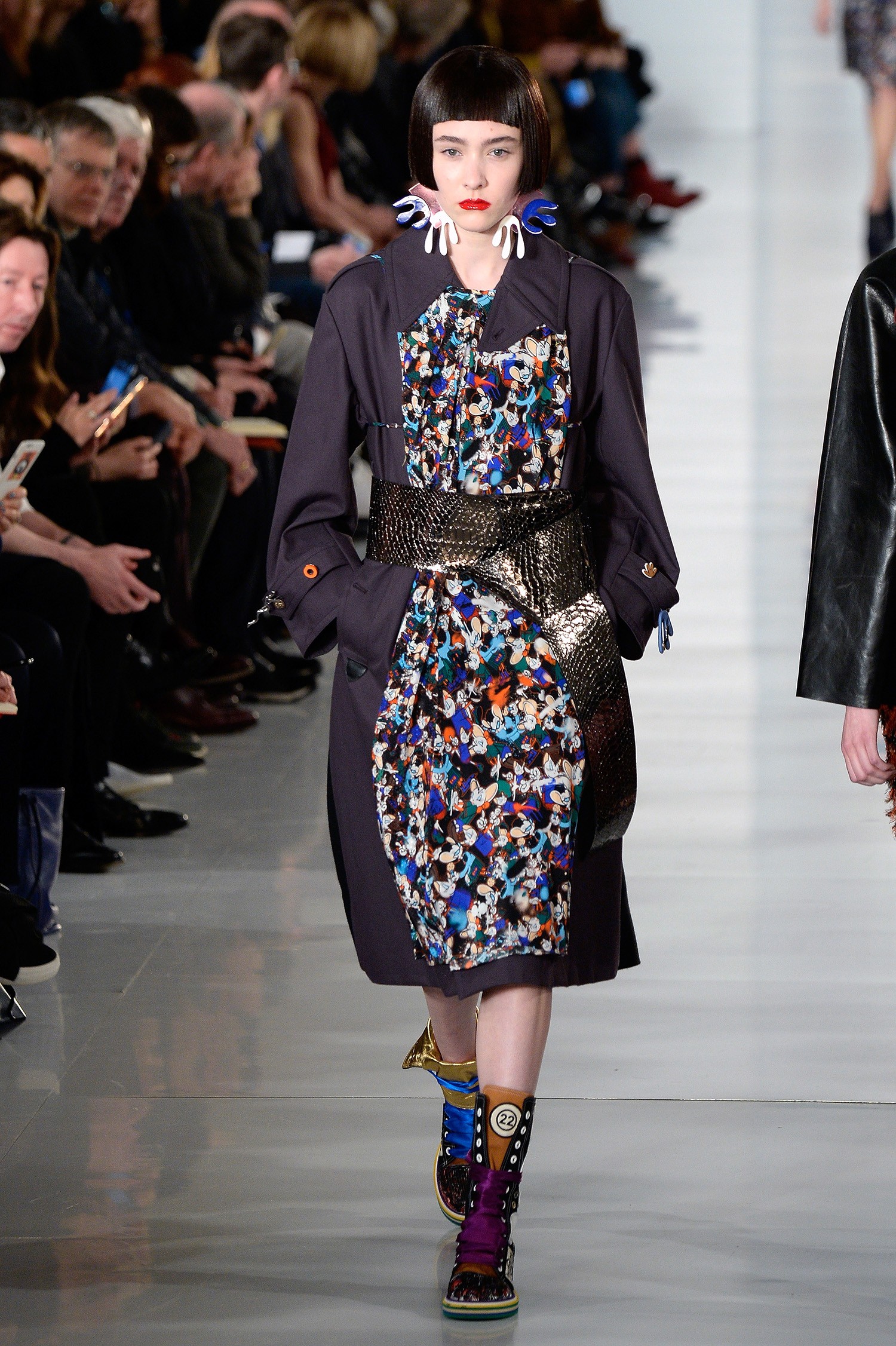 Maison Margiela brinca com o contraste de materiais no inverno 2017