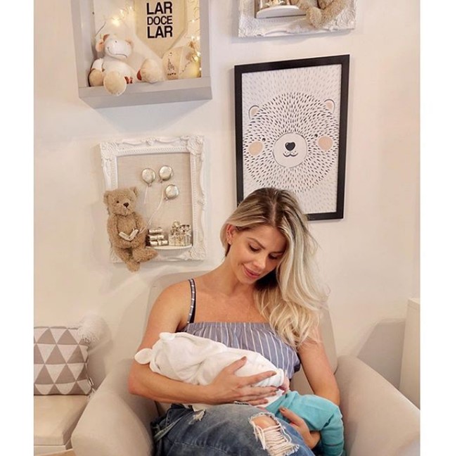 Karina Bacchi mostra momento da amamentação de Enrico