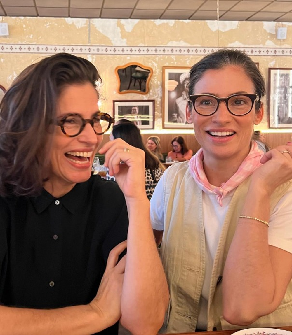 Renata Vasconcellos e irmã gêmea celebram aniversário de 53 anos