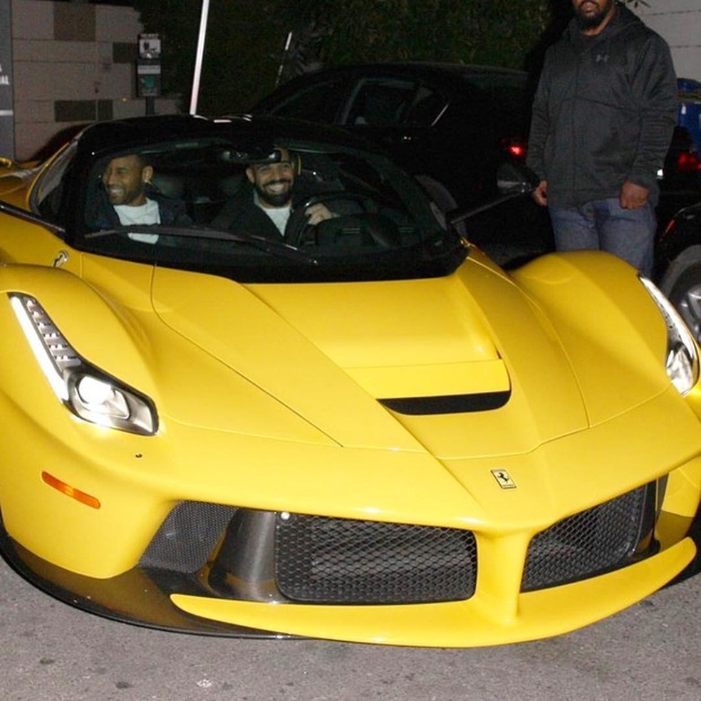 Drake ostenta em Ferrari amarela