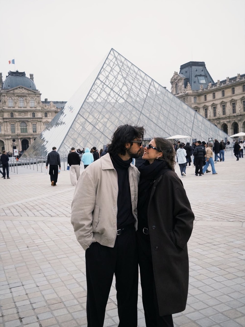Agatha Moreira exibe cliques românticos ao lado de Rodrigo Simas em Paris