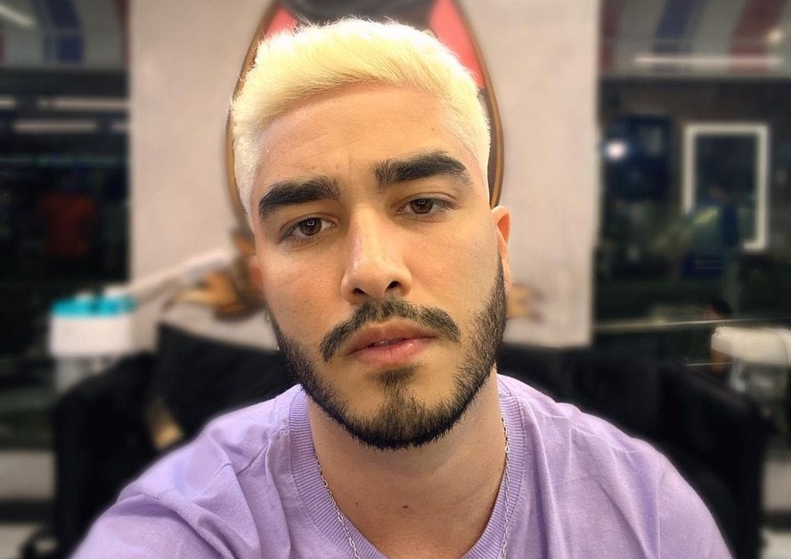Leo Bittencourt radicaliza no visual e surge com os cabelos platinados