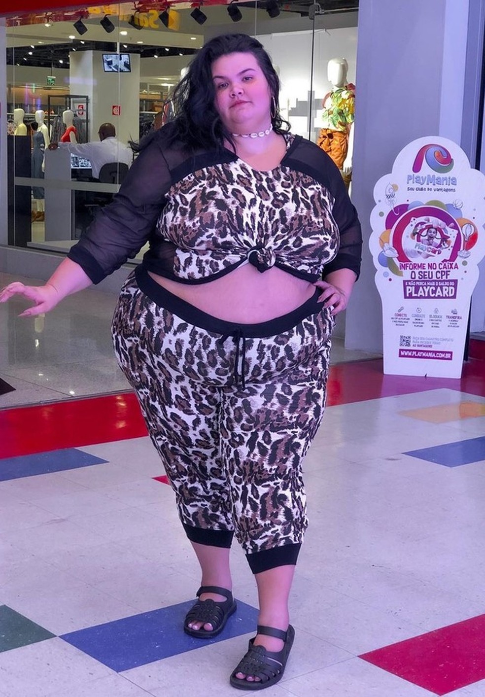 Thais Carla aposta no combo animal print + transparência para look do dia