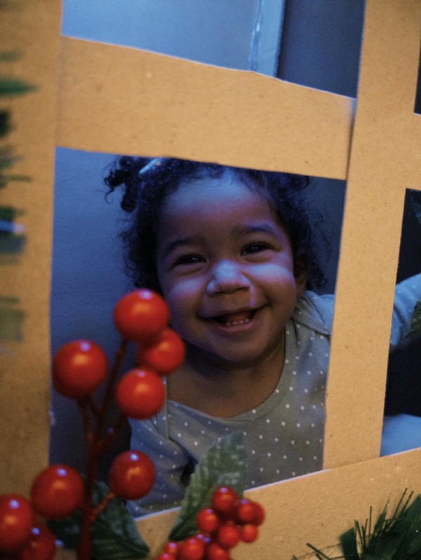 Iza encanta fãs com fotos de Nala em casinha