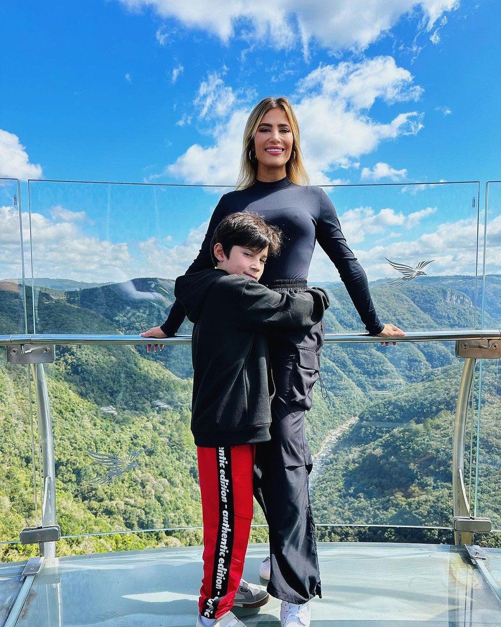 Jéssica Beatriz posa com a mãe e impressiona fãs: 'Todo mundo diz que ...