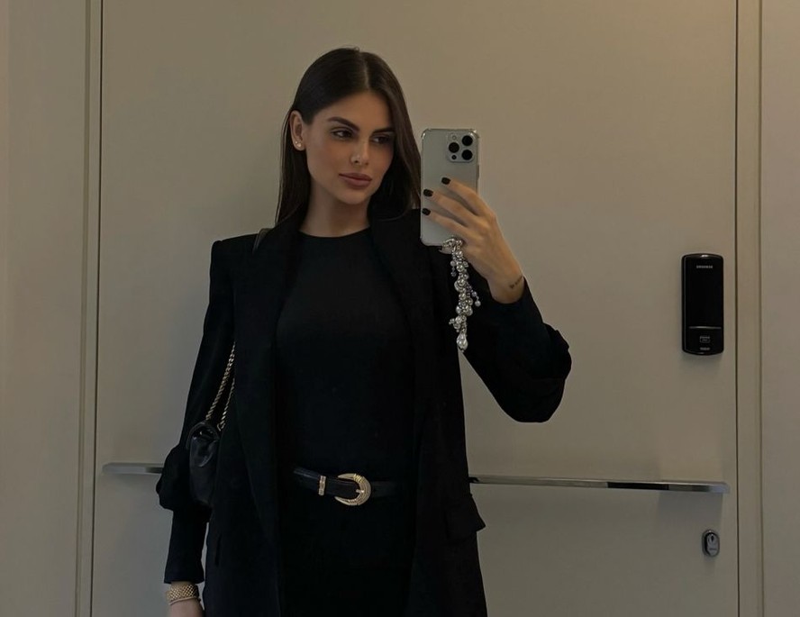 Amanda Kimberlly esbanja elegância em selfie no espelho