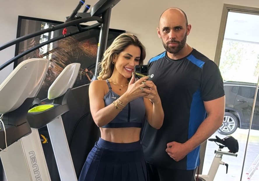 Deolane Bezerra posa em selfie no espelho da academia