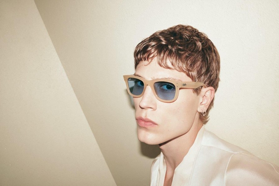 Emanuel Quoos: do basquete à moda, o novo rosto da Ray-Ban conquista as ...