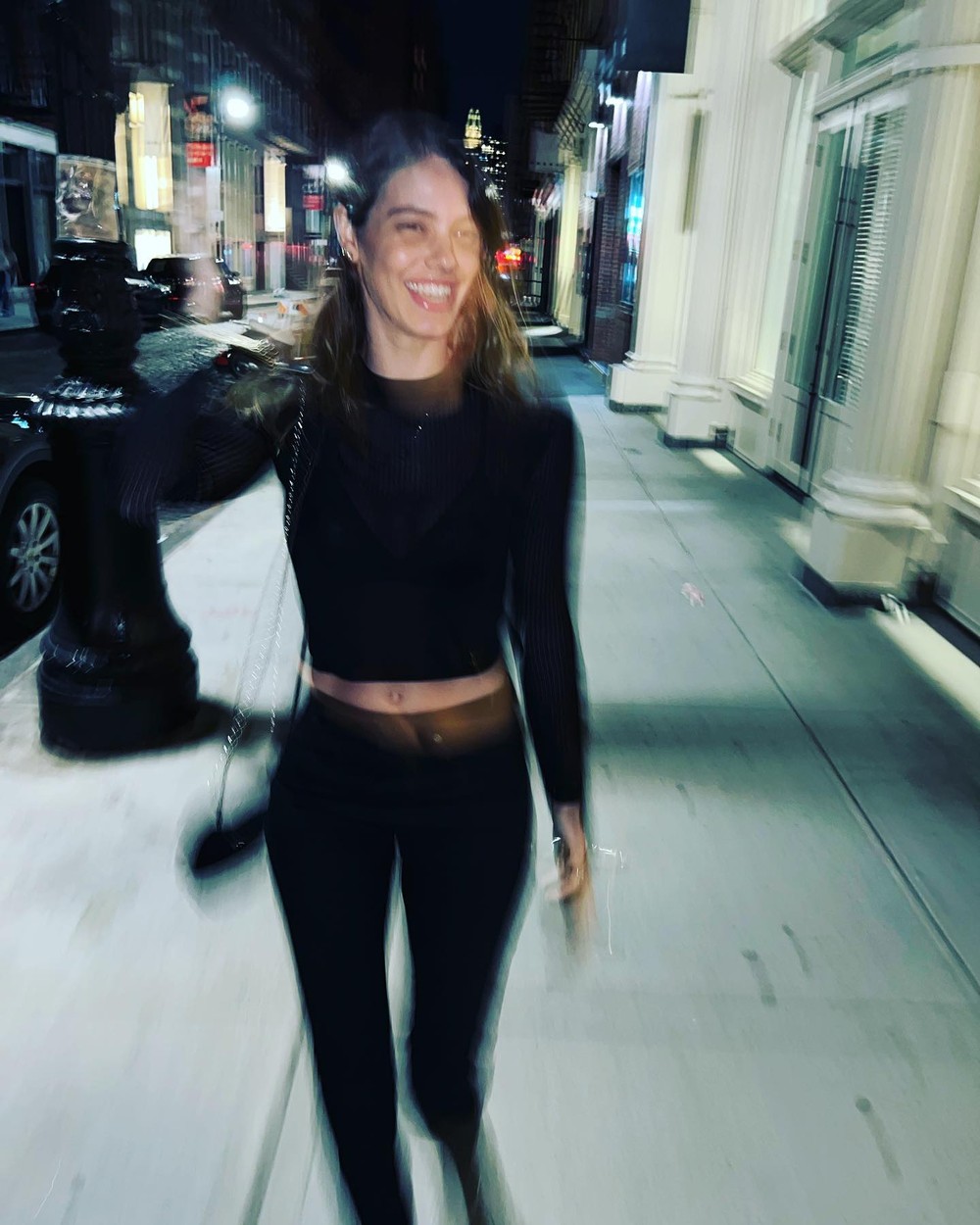 Laura Neiva abre álbum de viagem a Nova York