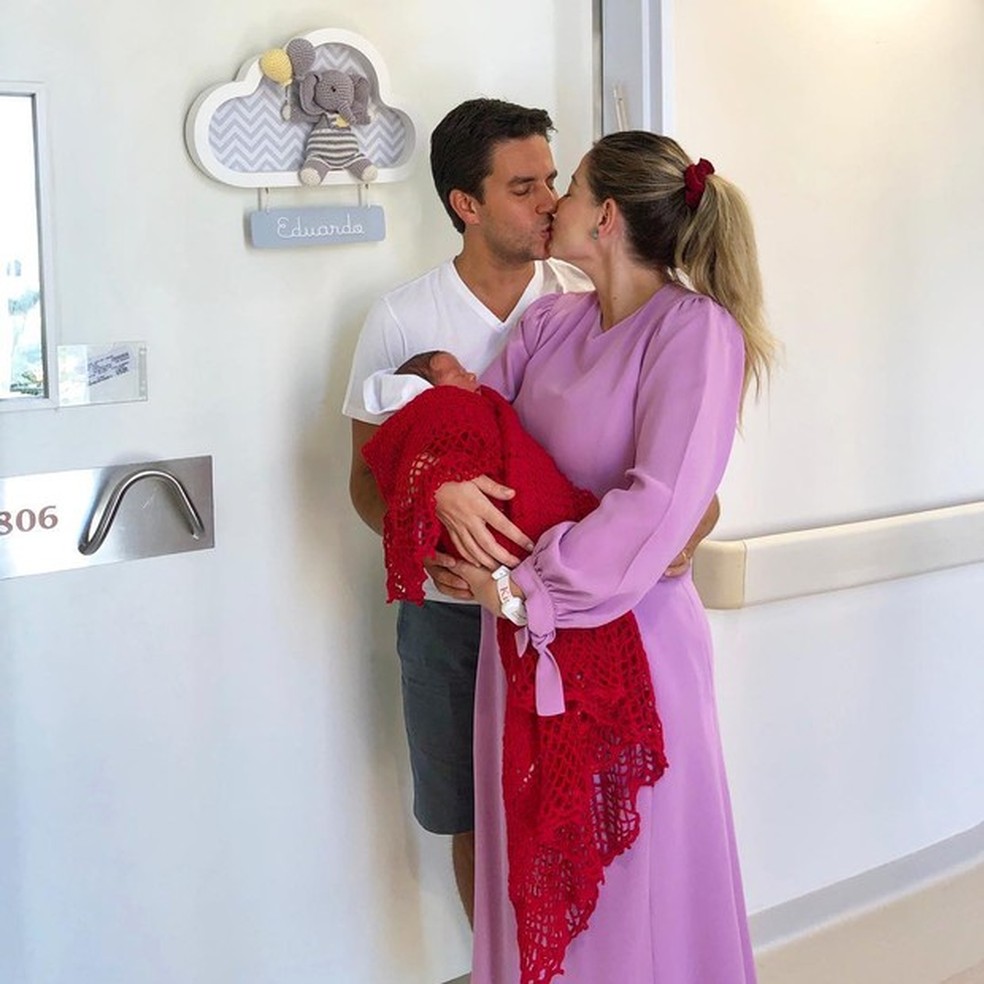 Luma Costa mostra a saída da maternidade com Eduardo