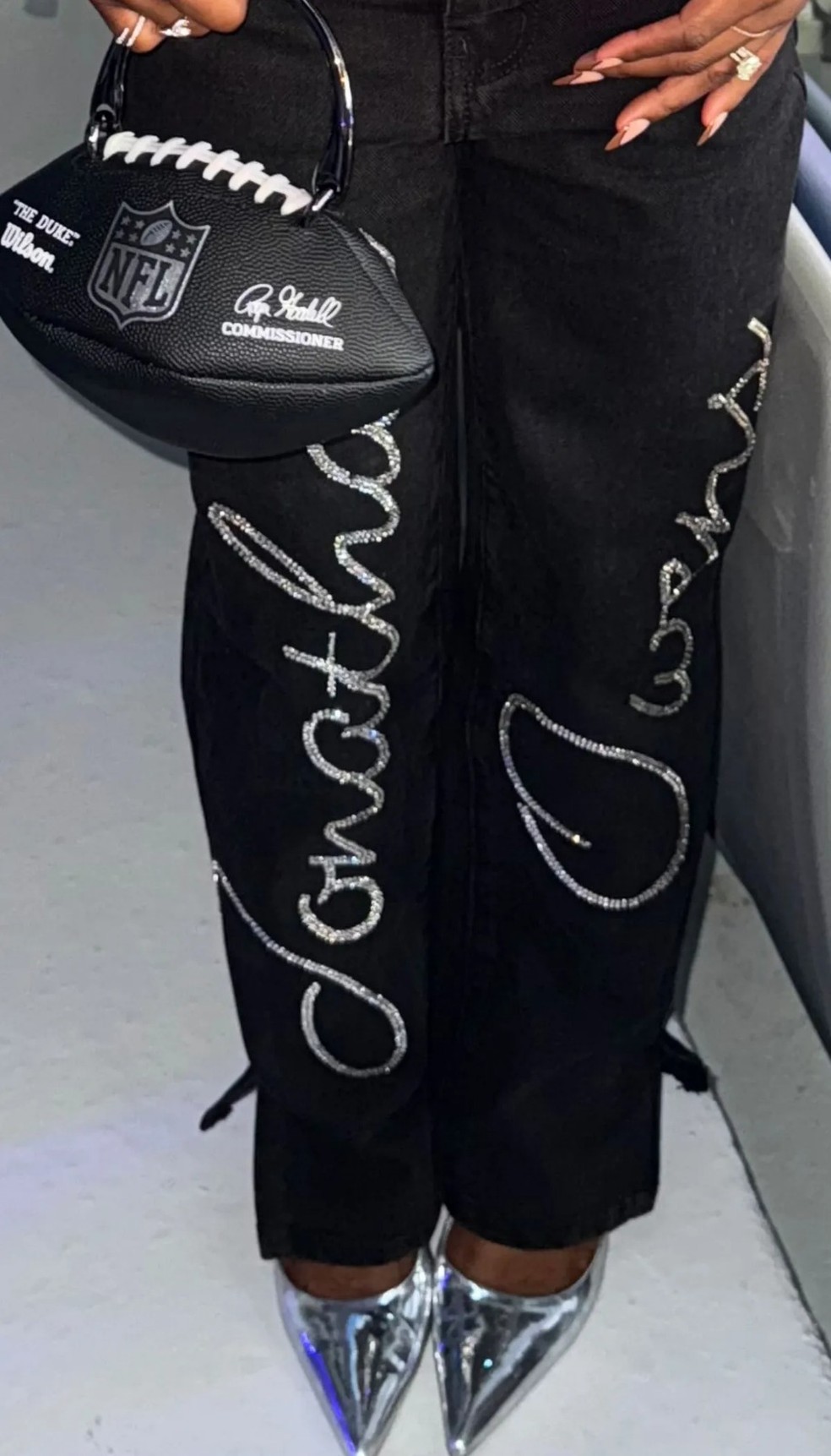 Simone Biles exibe jeans personalizado com nome do marido em jogo do ...