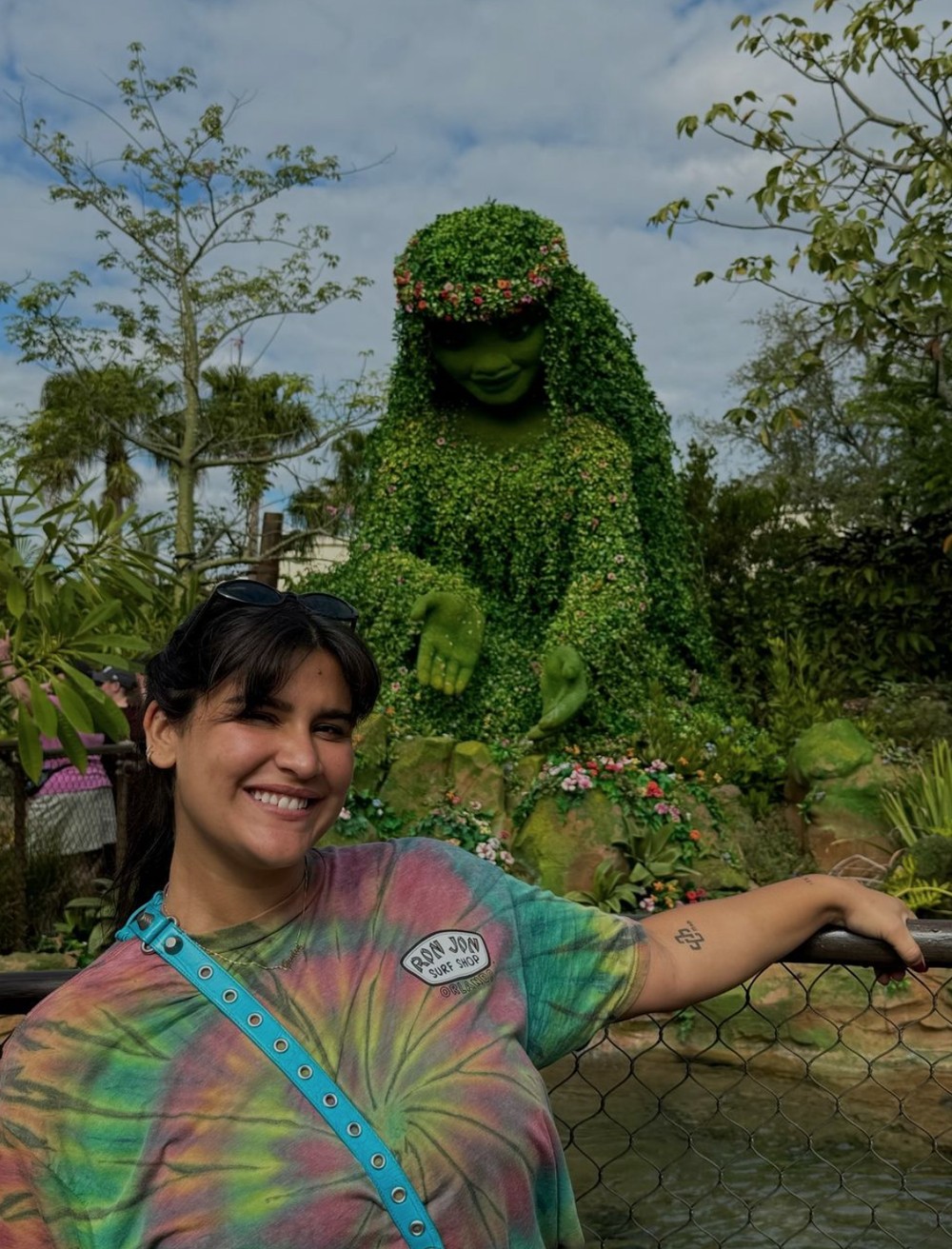 Giulia Costa posa com a Minnie e abre álbum de fotos de férias na Disney