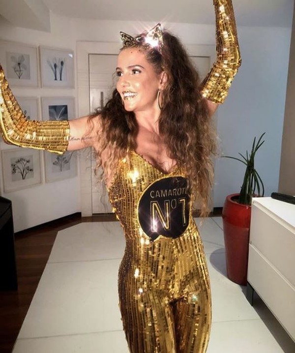 Deborah Secco aposta em look brilhante para folia na Sapucaí