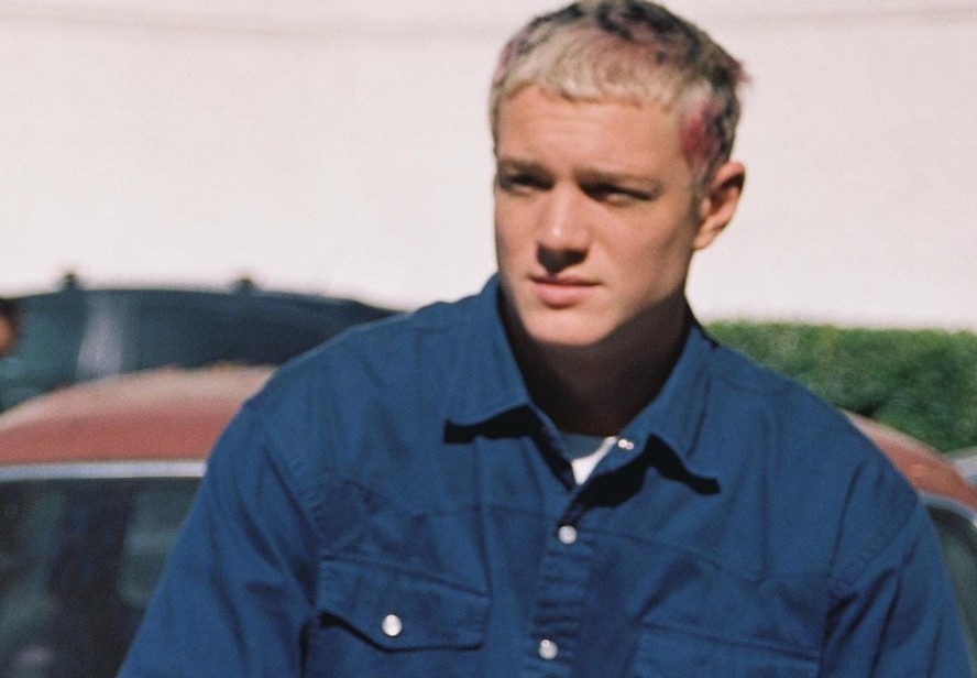 Pedro Novaes exibe clique bem à vontade em espelho