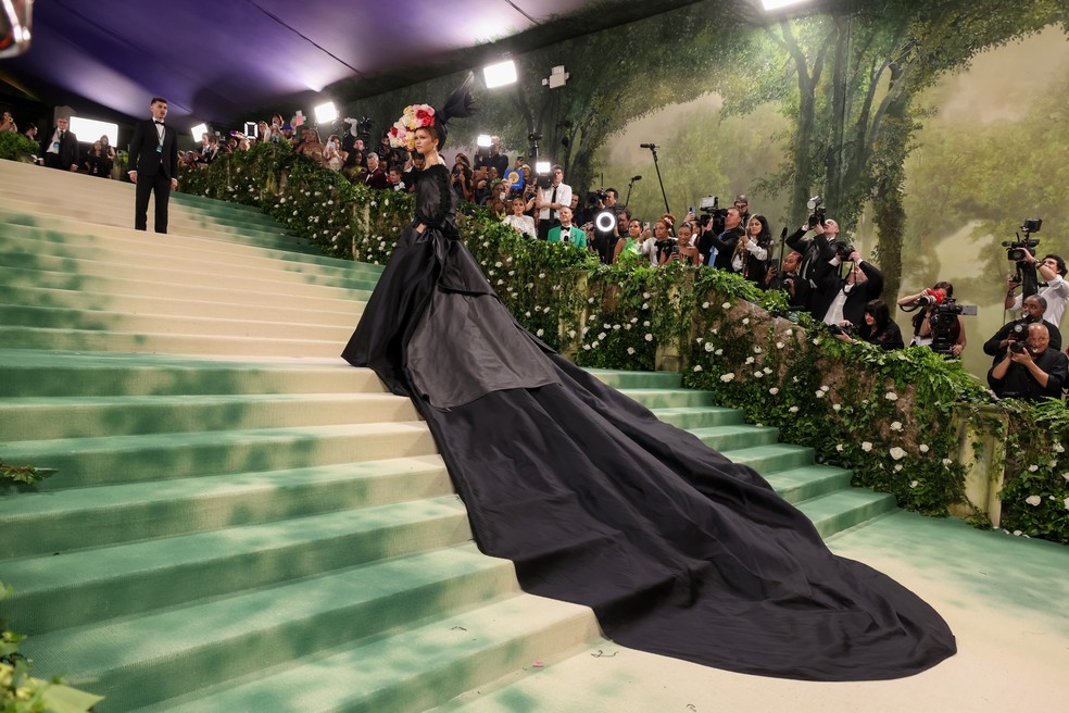 MET Gala 2024: Zendaya troca de look e ressurge com all black e metros ...